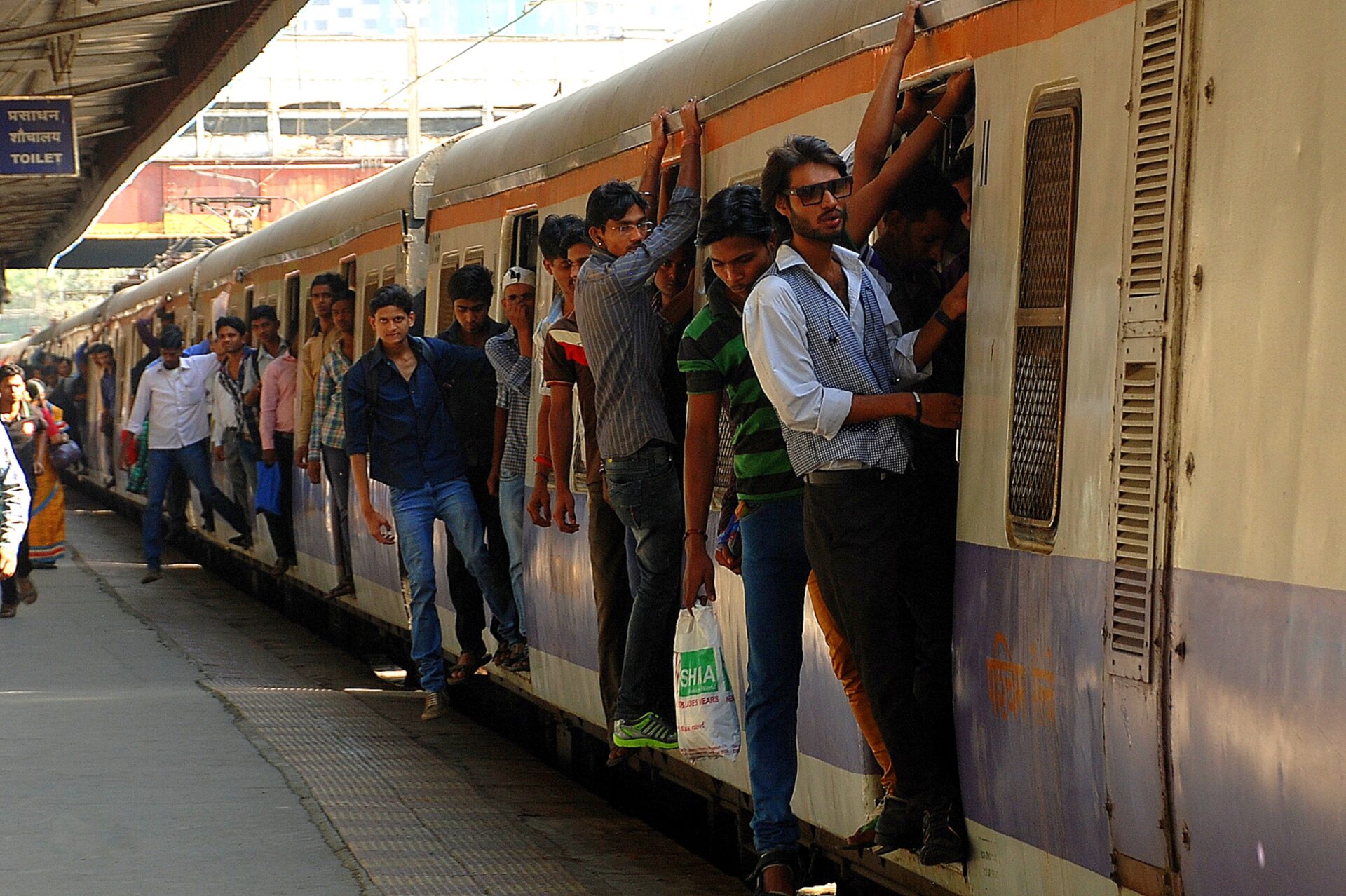 Traveling by train in India - Nomad Laptop